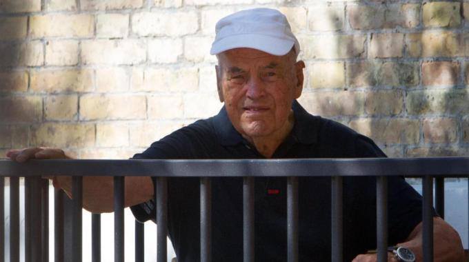 Morte di Erich Priebke: Identificati giovani intenti a rendere omaggio ...