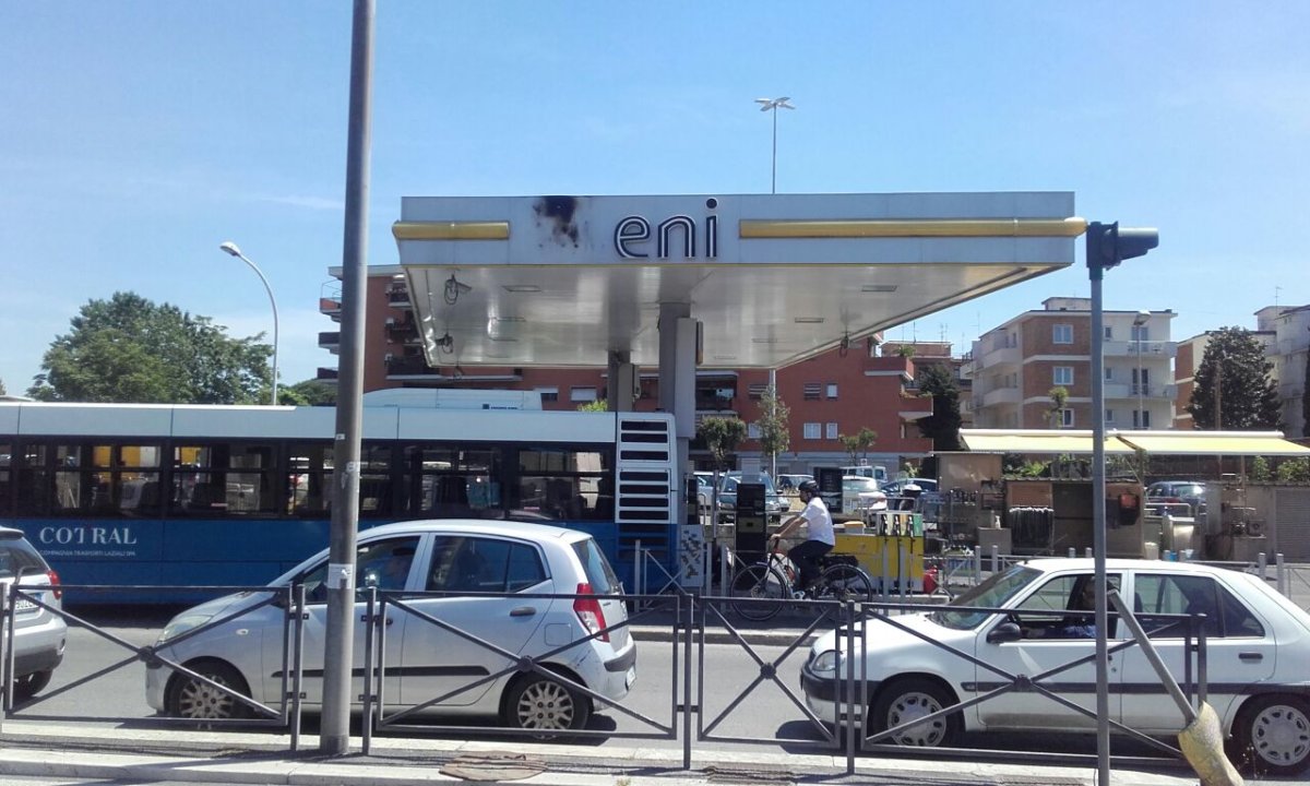 Incendio all'Eni di Cornelia, interviene personale Cotral • Terzo ...