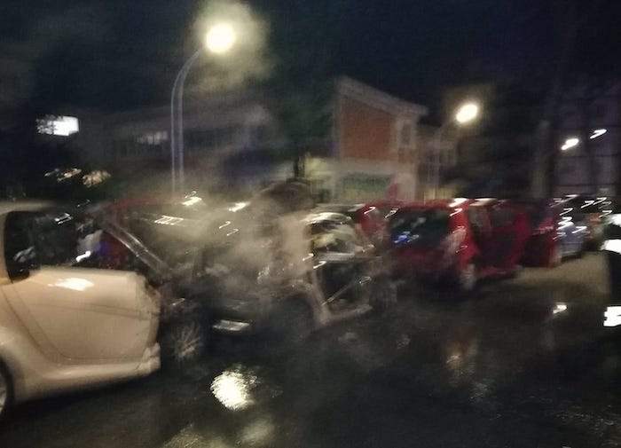 Incendio alla Montagnola: in fiamme nove auto, quattro distrutte ...