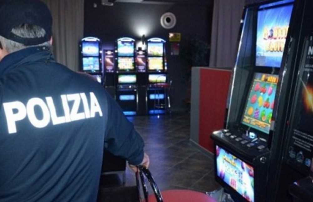 Prima si dissangua alle slot poi rapina la sala: nei guai un nordafricano a Civitavecchia ...