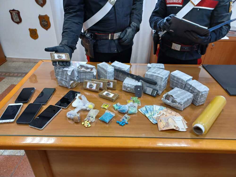 Piazza Di Spaccio Nellautorimessa Di Cerveteri 4 Arresti Dei