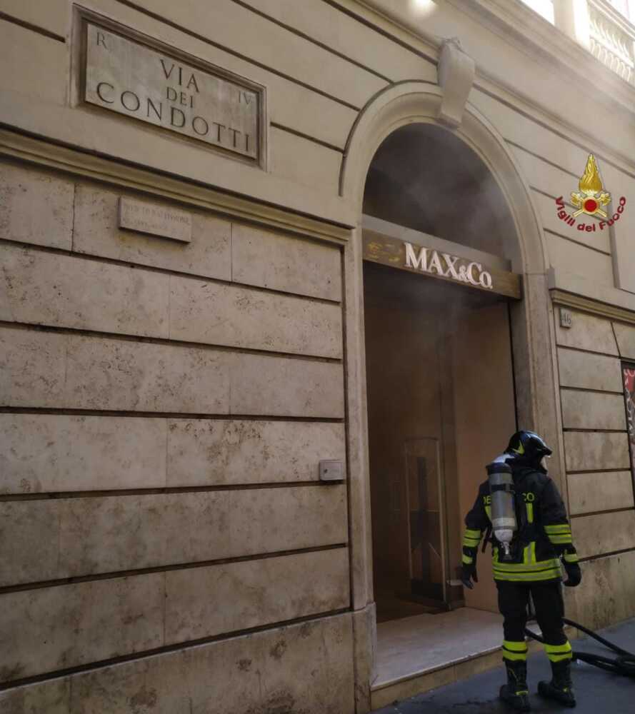 A fuoco il Max & Co di via Condotti a Roma • Terzo Binario News