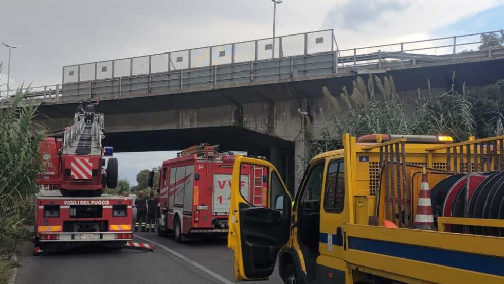 Calcinacci e di pezzi di cemento dal viadotto di via dell'Aeroporto sul ...