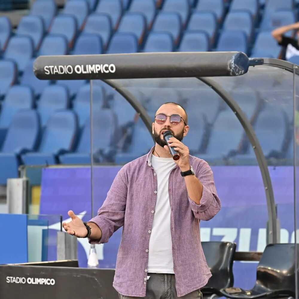 Di padre in figlio, Alan Donati all’Olimpico canta l’inno della Lazio ...