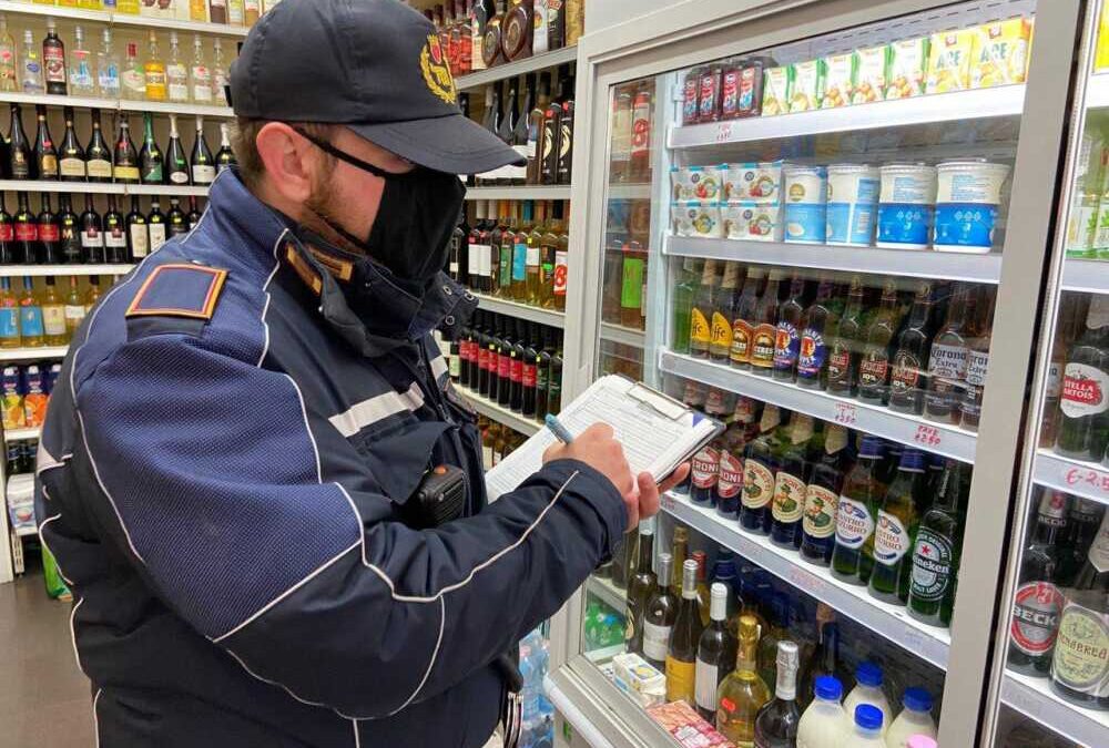 Cibi scaduti, alcol fuori orario: sanzionato da Roma Capitale un minimarket al Prenestino ...