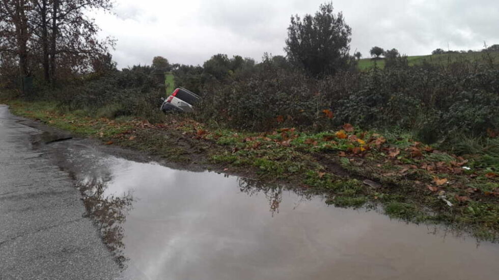 Incidente sulla Doganale di Cerveteri, auto in cunetta sulla strada ...
