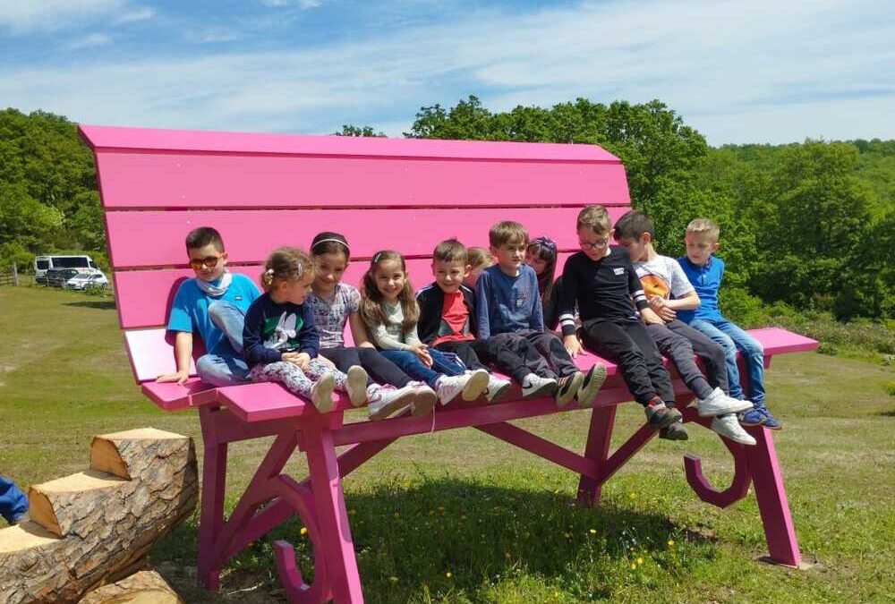 Inaugurata la Big Bench di Tolfa: taglio del nastro con i bambini • Terzo Binario News