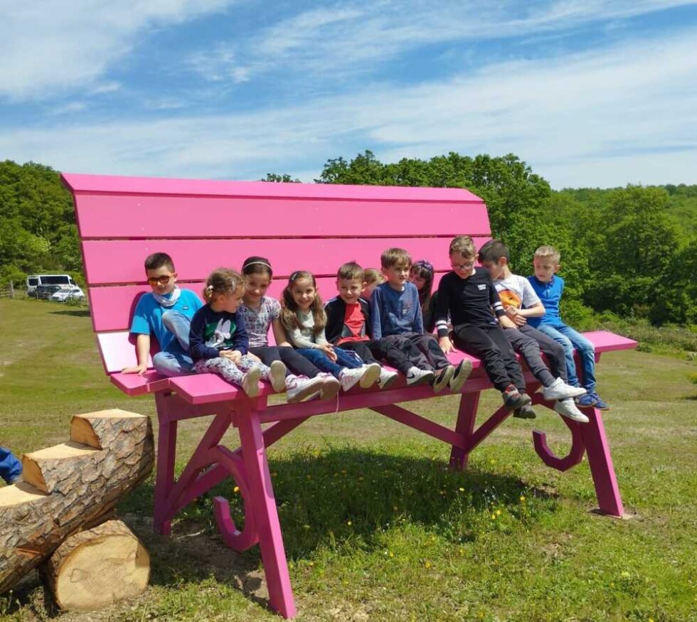 Inaugurata la Big Bench di Tolfa: taglio del nastro con i bambini • Terzo Binario News
