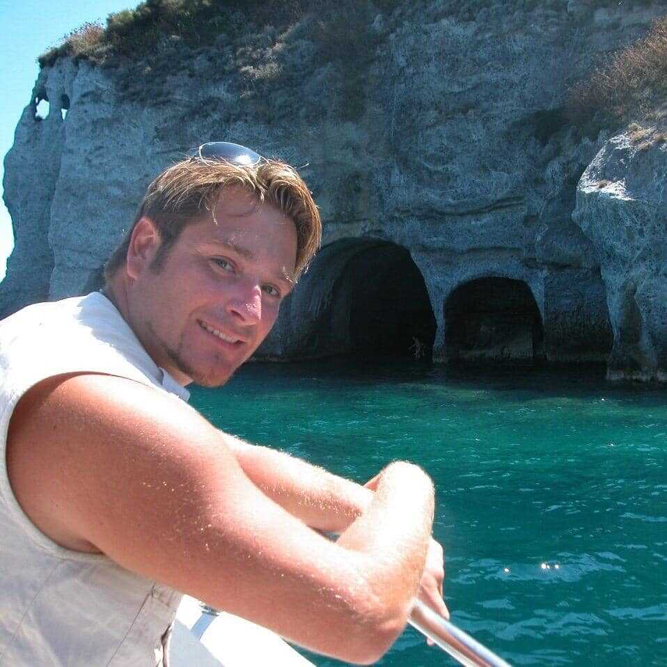 Si stende sul davanzale in mansarda, perde l’equilibrio e precipita ...