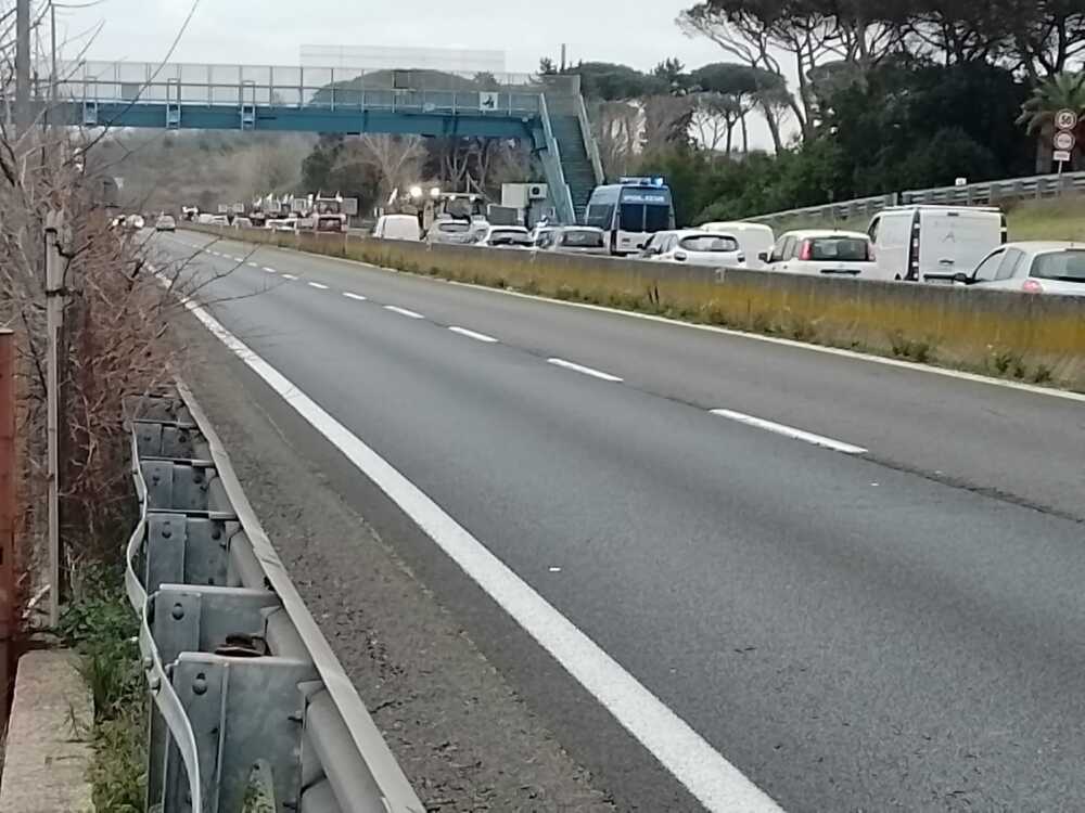Aurelia intasata in direzione Roma, lunga coda di macchine verso la ...