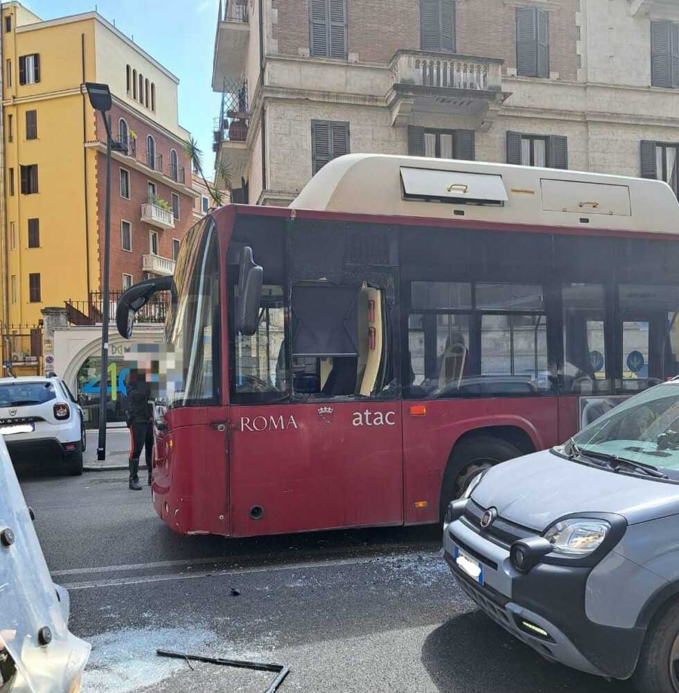 Pedone litiga con autista: bus danneggiato • Terzo Binario News Pedone litiga con autista: bus danneggiato • Terzo Binario News