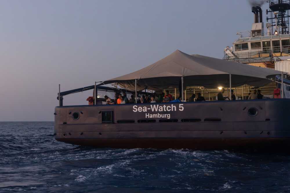 La Sea Watch fa rotta su Civitavecchia con 289 migranti • Terzo Binario ...