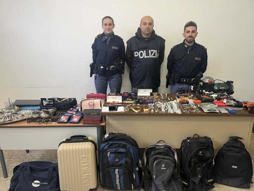 Fili di colla come segnale per i ladri: presi a Montesacro alto due ...